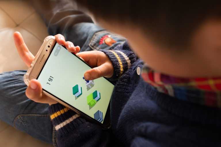 5 Hilarious Signs Your Kid Might Be Using Your Phone Too Much - Urban ...